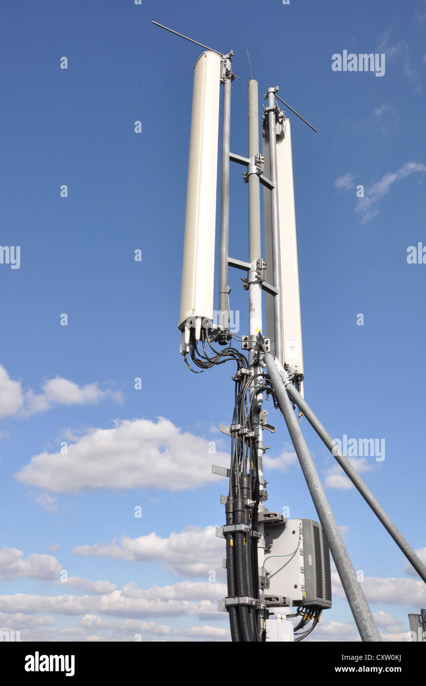 Antenna, cellular systems on a steel mast Stock Photo - Alamy