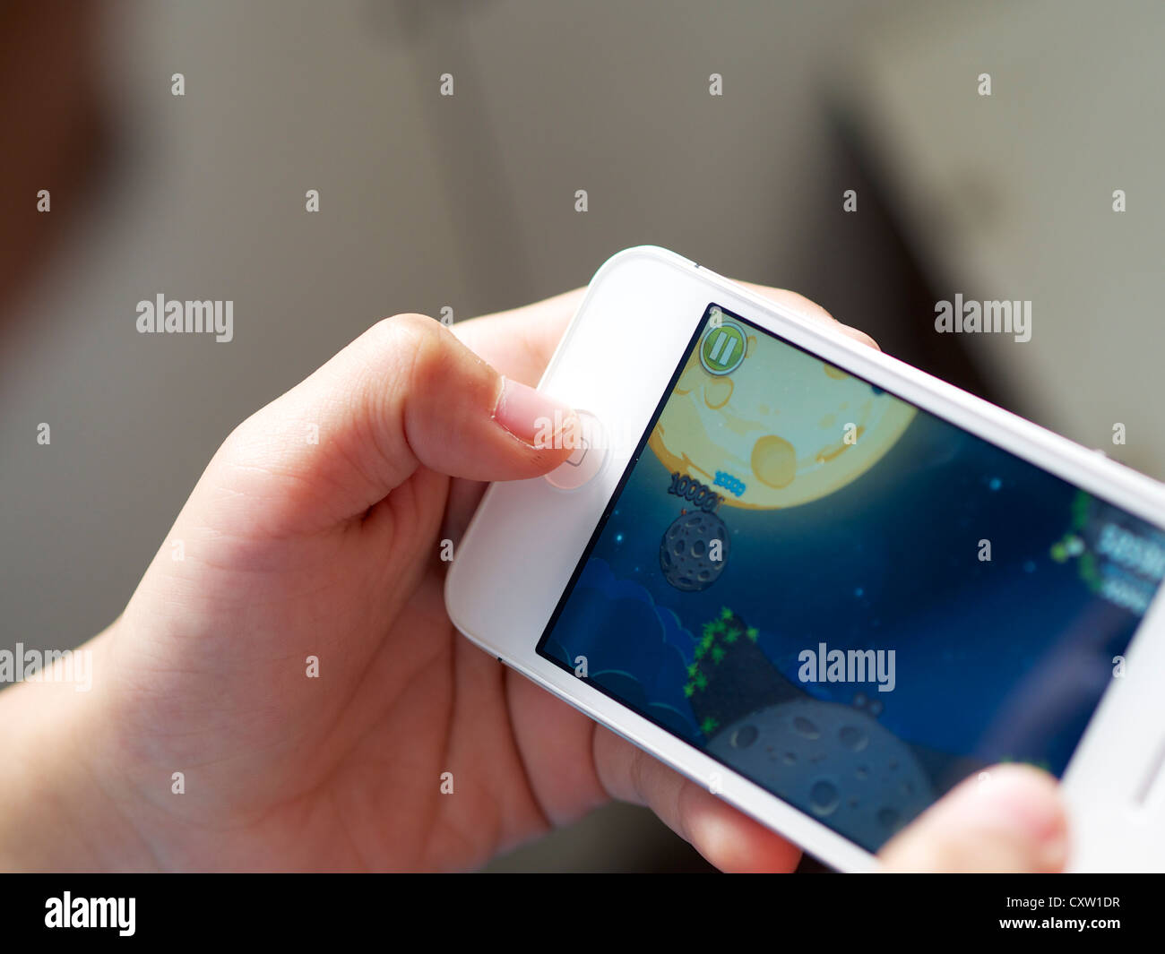 Playing video games on a mobile phone Stock Photo - Alamy