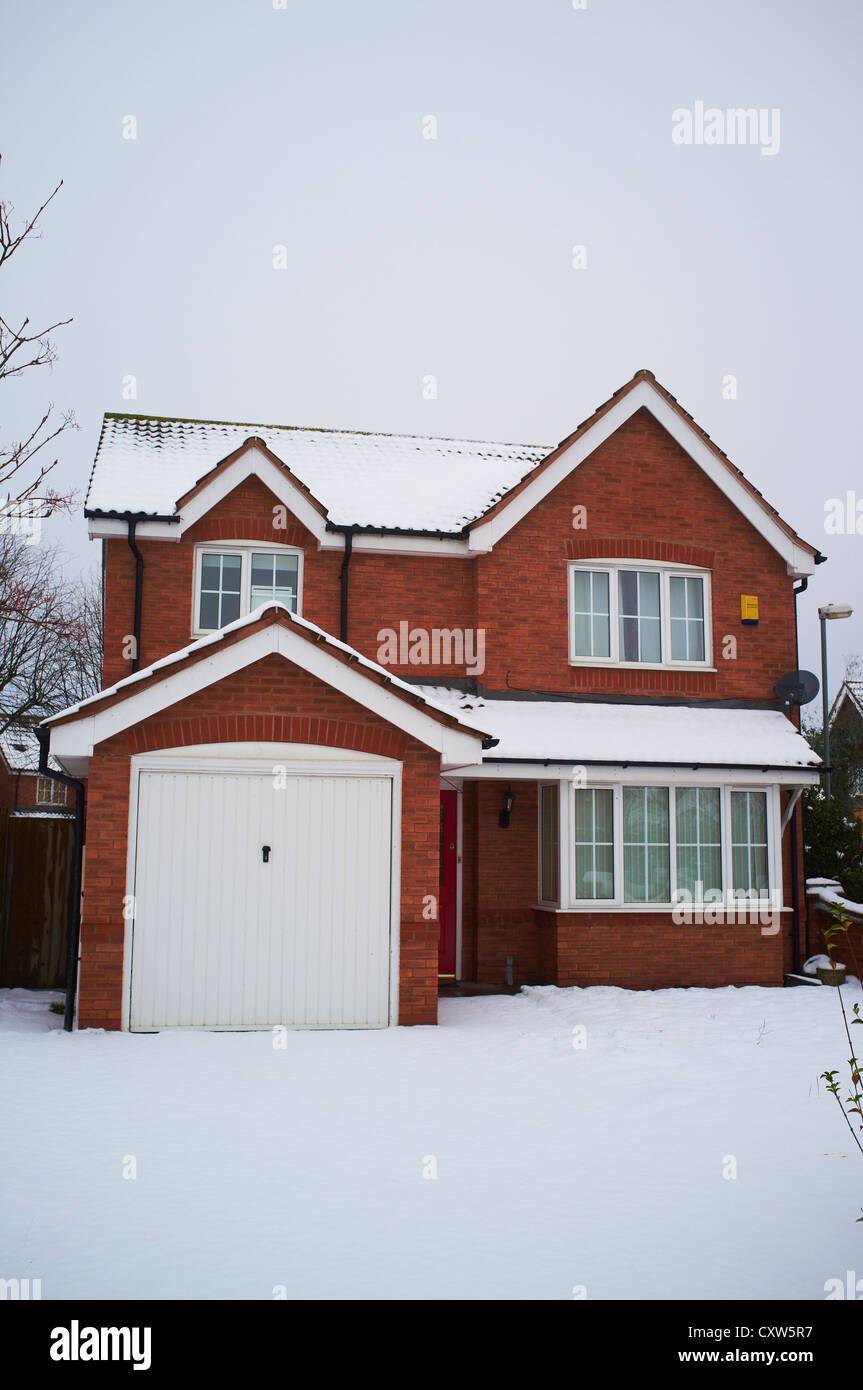 House exterior uk detached brick hi-res stock photography and images ...