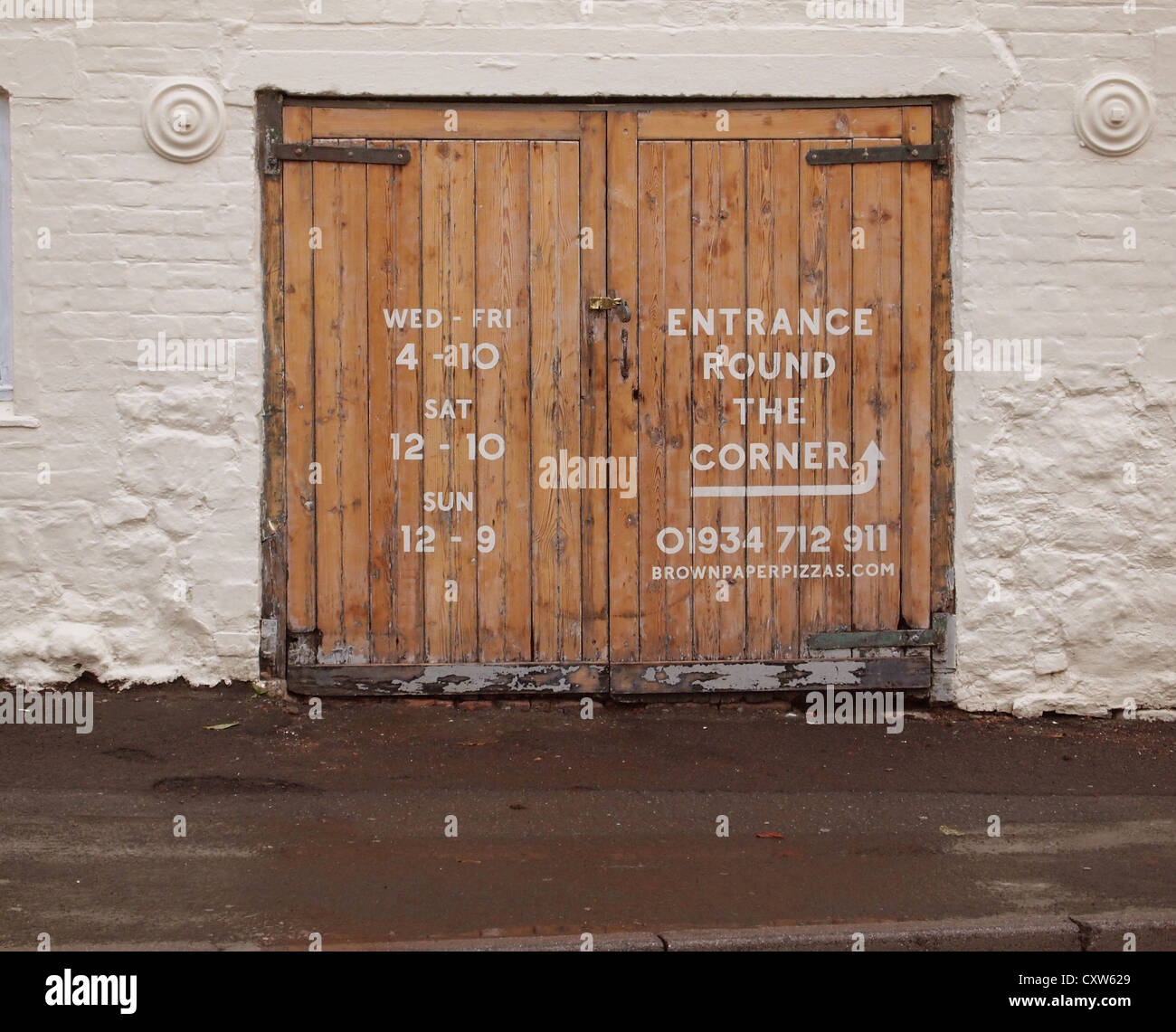 Round the corner garage hi-res stock photography and images - Alamy