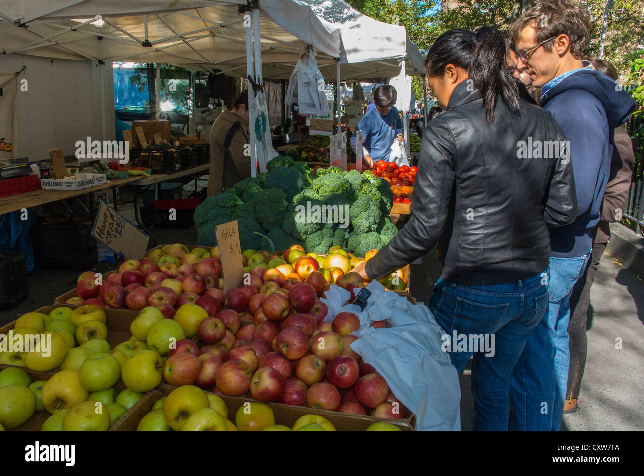 New York City, NY, USA, Couple Food Shopping at Outdoor American Farmer ...