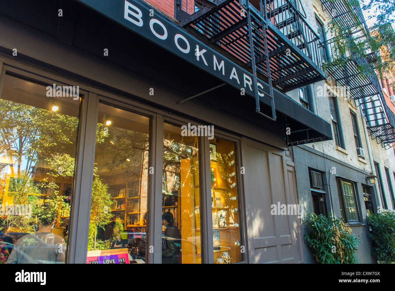 Book shop signs hi-res stock photography and images - Alamy