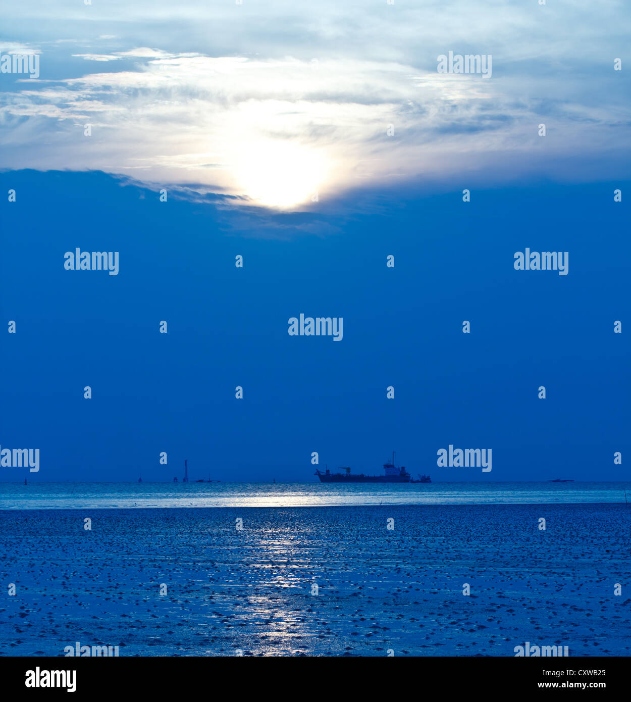 Blue ocean sunset hi-res stock photography and images - Alamy