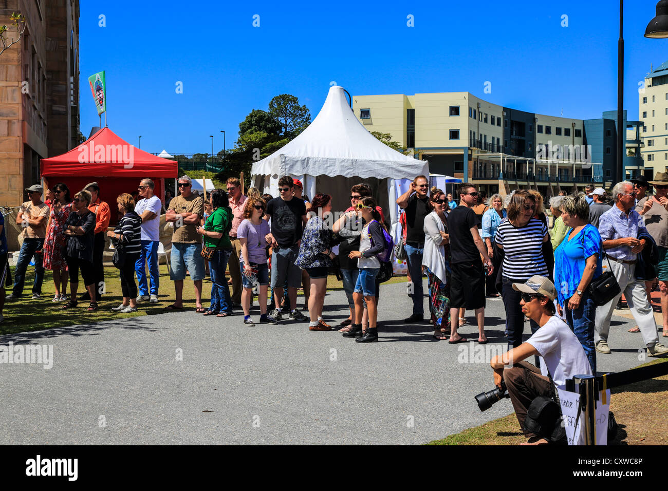 Crowd watching dancers hi-res stock photography and images - Alamy
