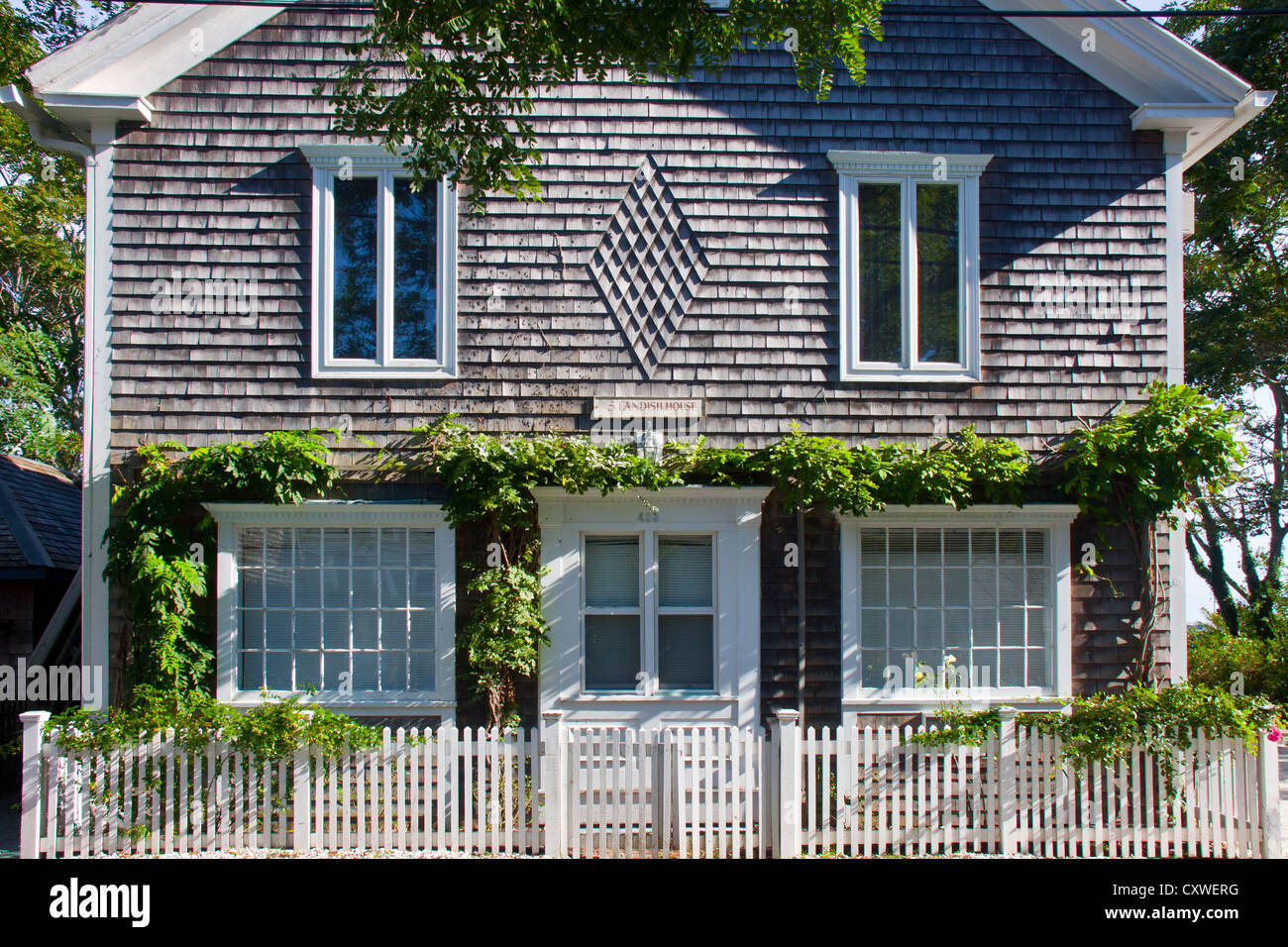Shingle house cape cod hi-res stock photography and images - Alamy