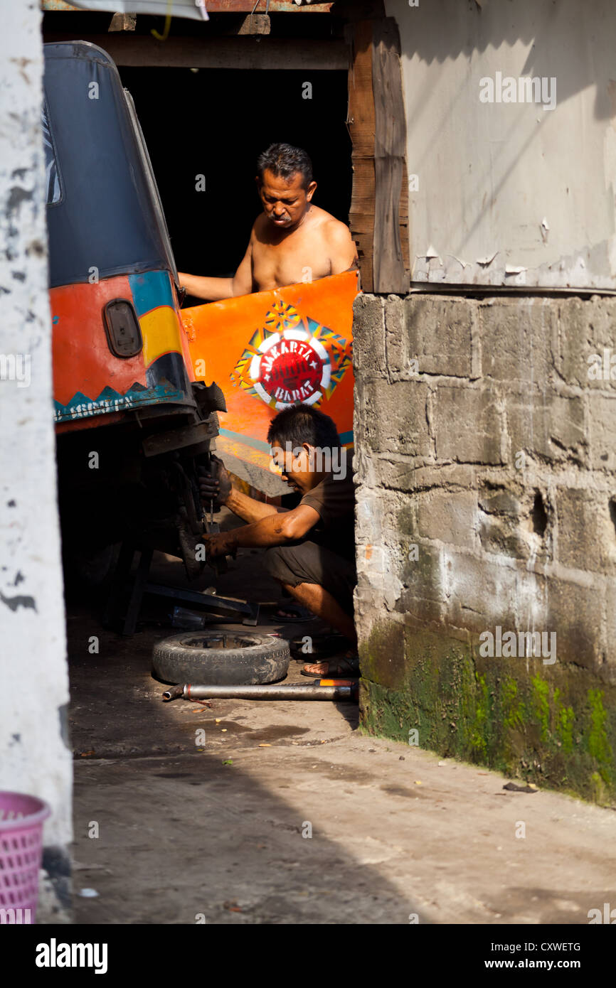 Car repair hi-res stock photography and images - Alamy