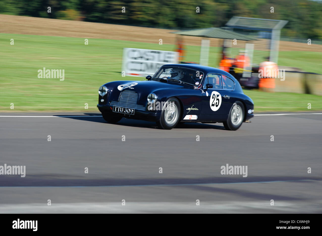 Classic cars racing around Castle Combe circuit Stock Photo - Alamy