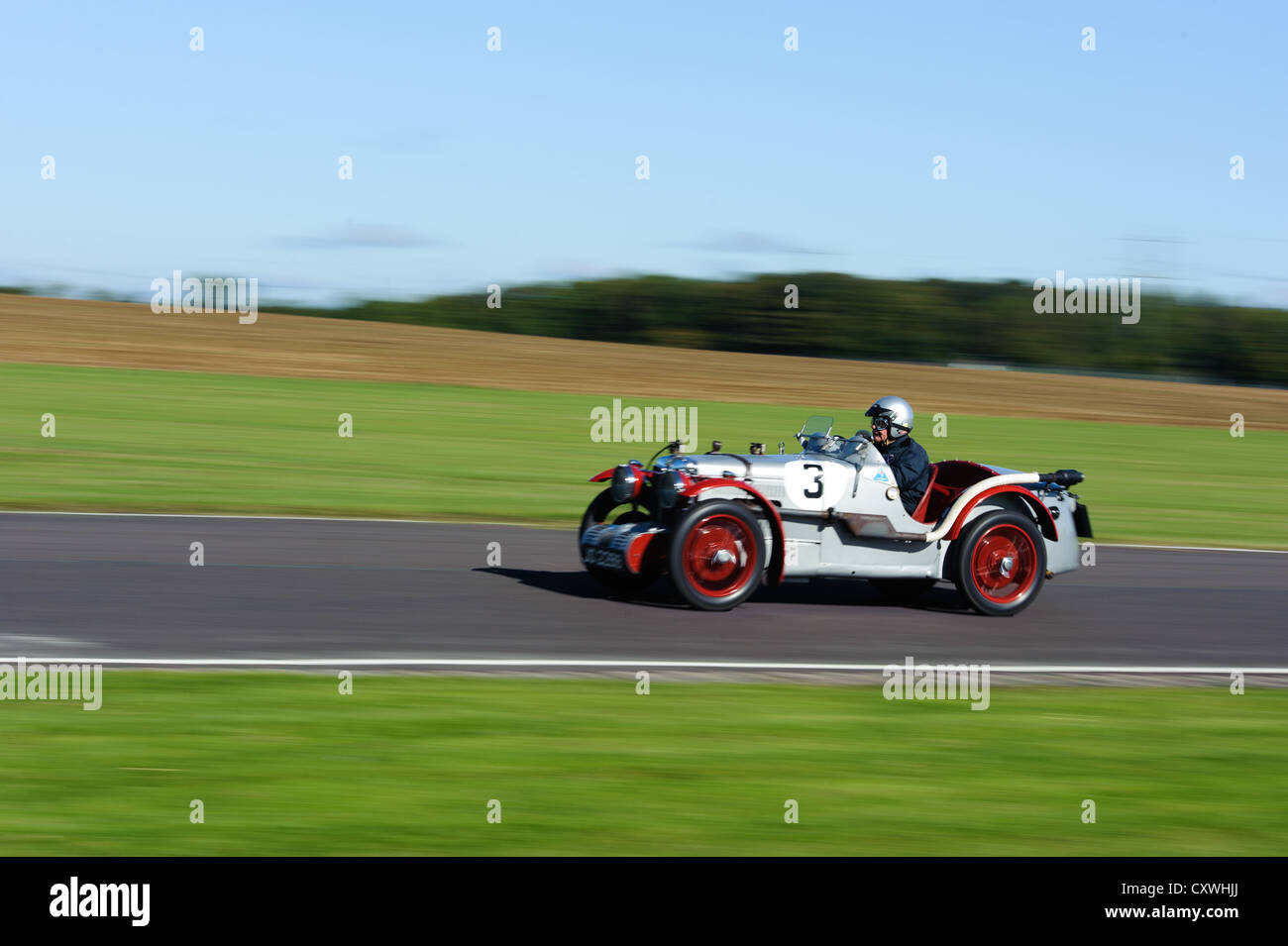 Classic cars racing around Castle Combe circuit Stock Photo - Alamy