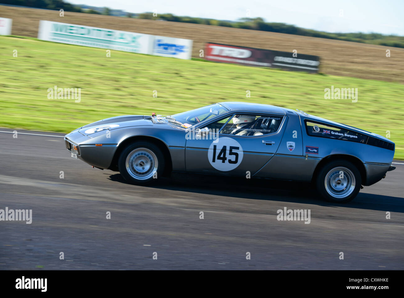 Classic cars racing around Castle Combe circuit Stock Photo - Alamy