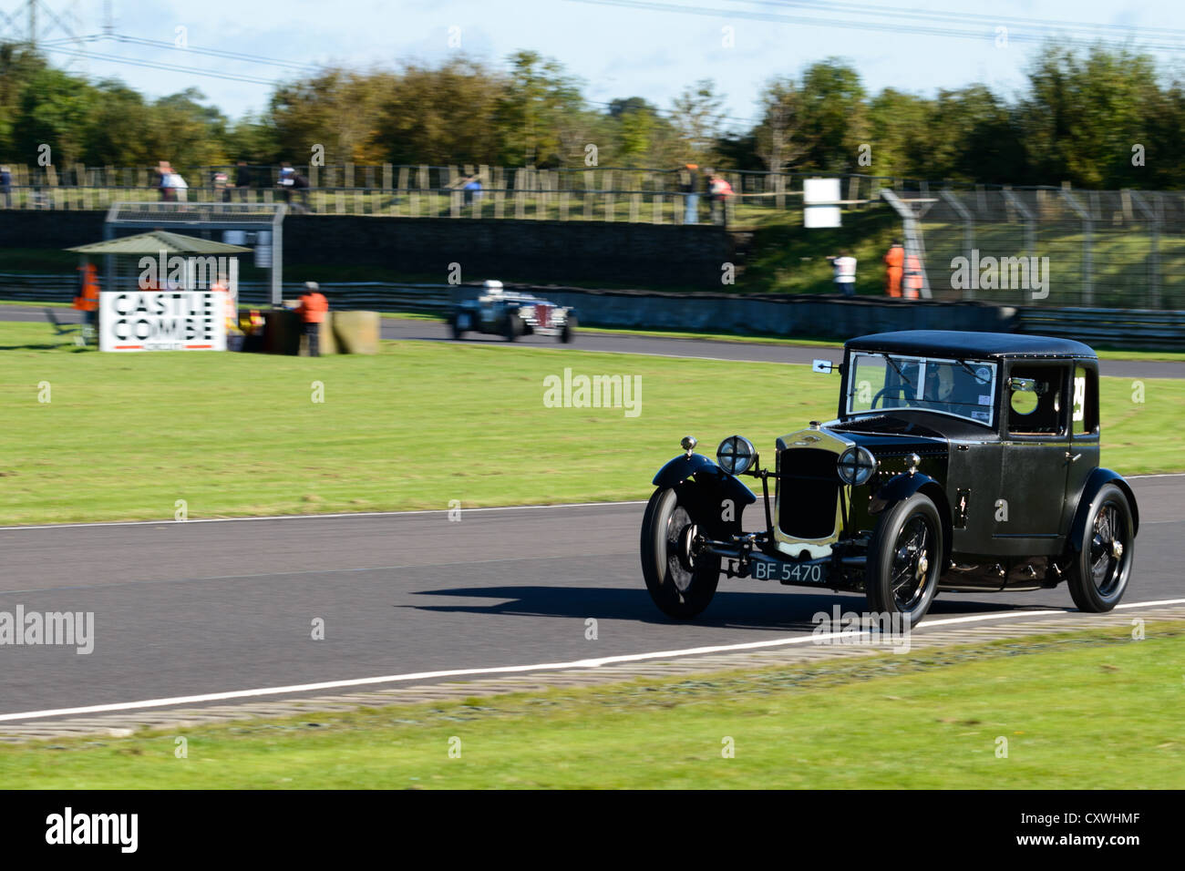Classic cars racing around Castle Combe circuit Stock Photo - Alamy