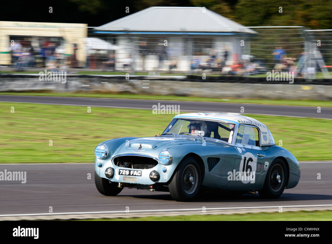 Classic cars racing around Castle Combe circuit Stock Photo - Alamy
