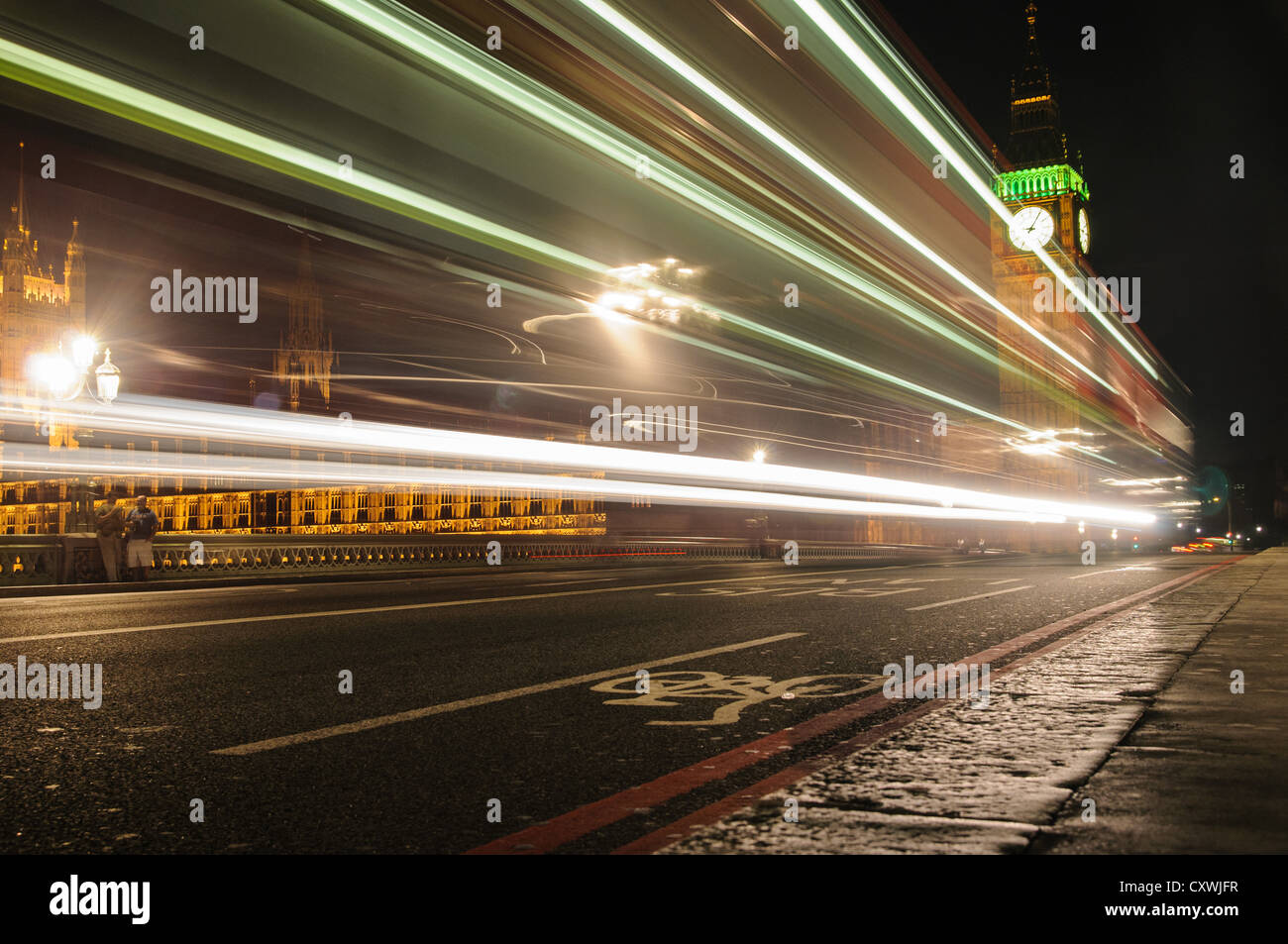 The houses of parliament with a passing bus at night, Westminster ...