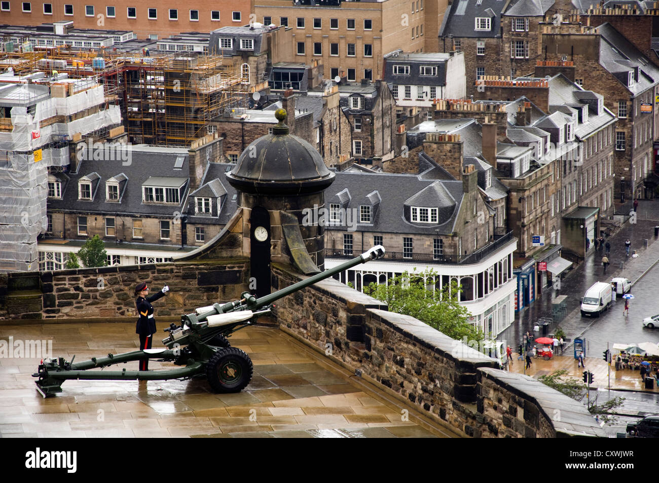 1 one oclock gun edinburgh castle hi-res stock photography and images ...