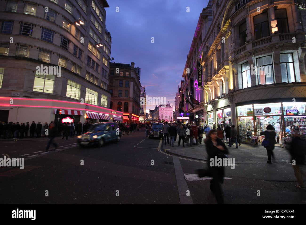 Dusk city of london hi-res stock photography and images - Alamy