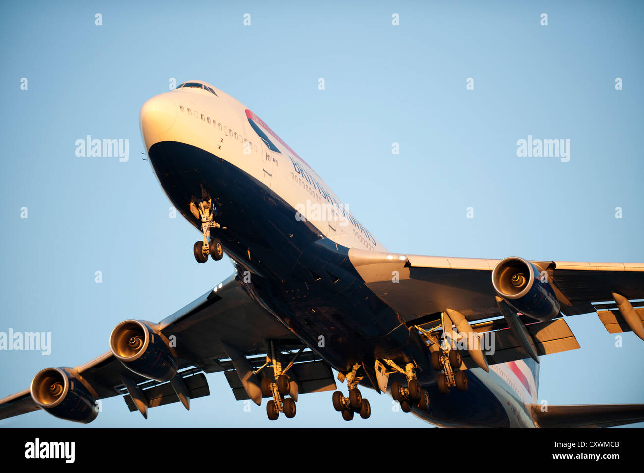Boeing 747 airliner landing in hi-res stock photography and images - Alamy