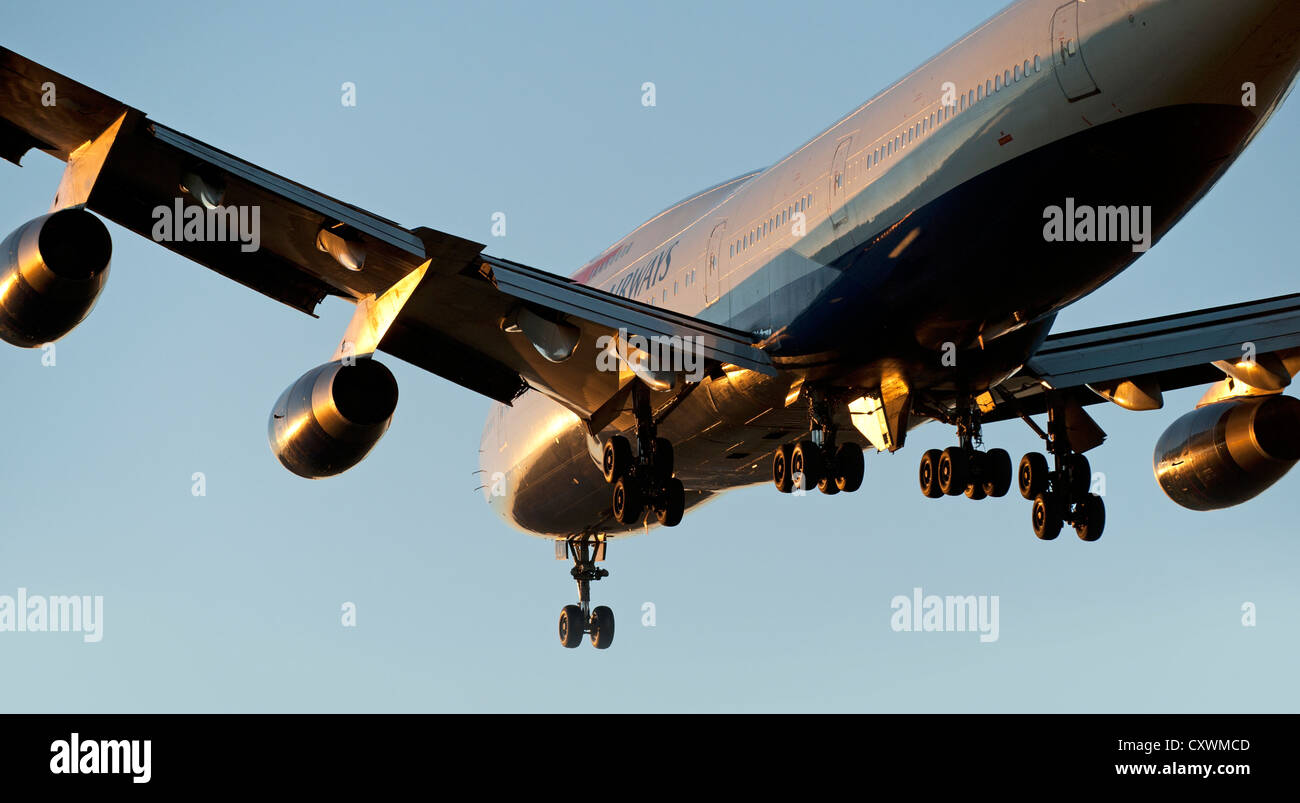 Boeing 747 airliner landing in hi-res stock photography and images - Alamy