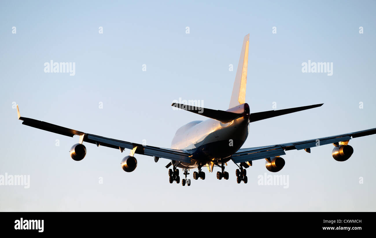 Boeing 747 take off sunset hi-res stock photography and images - Alamy