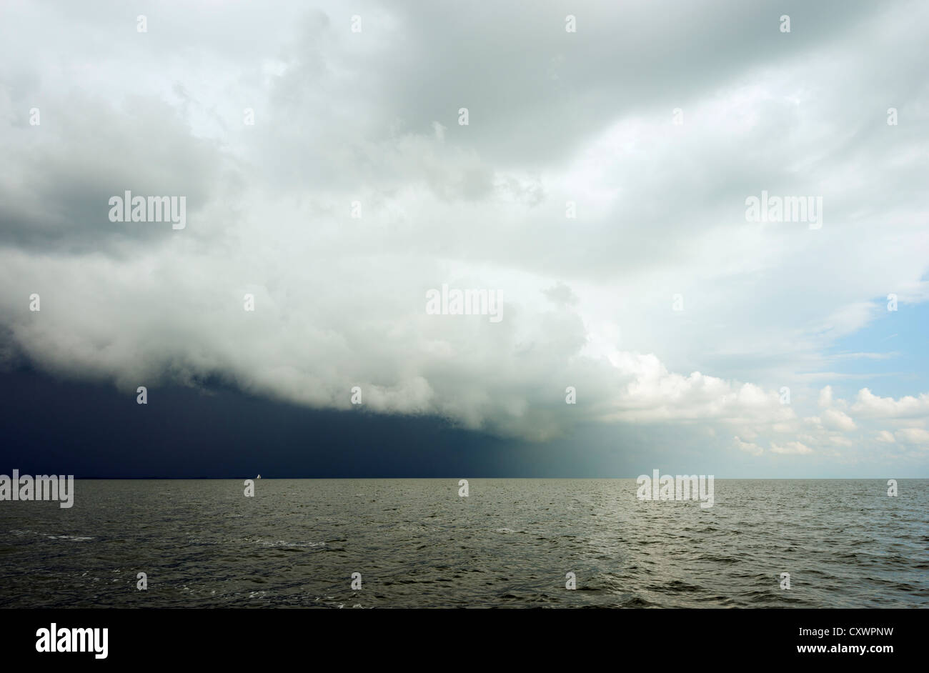 Looming cloud hi-res stock photography and images - Alamy