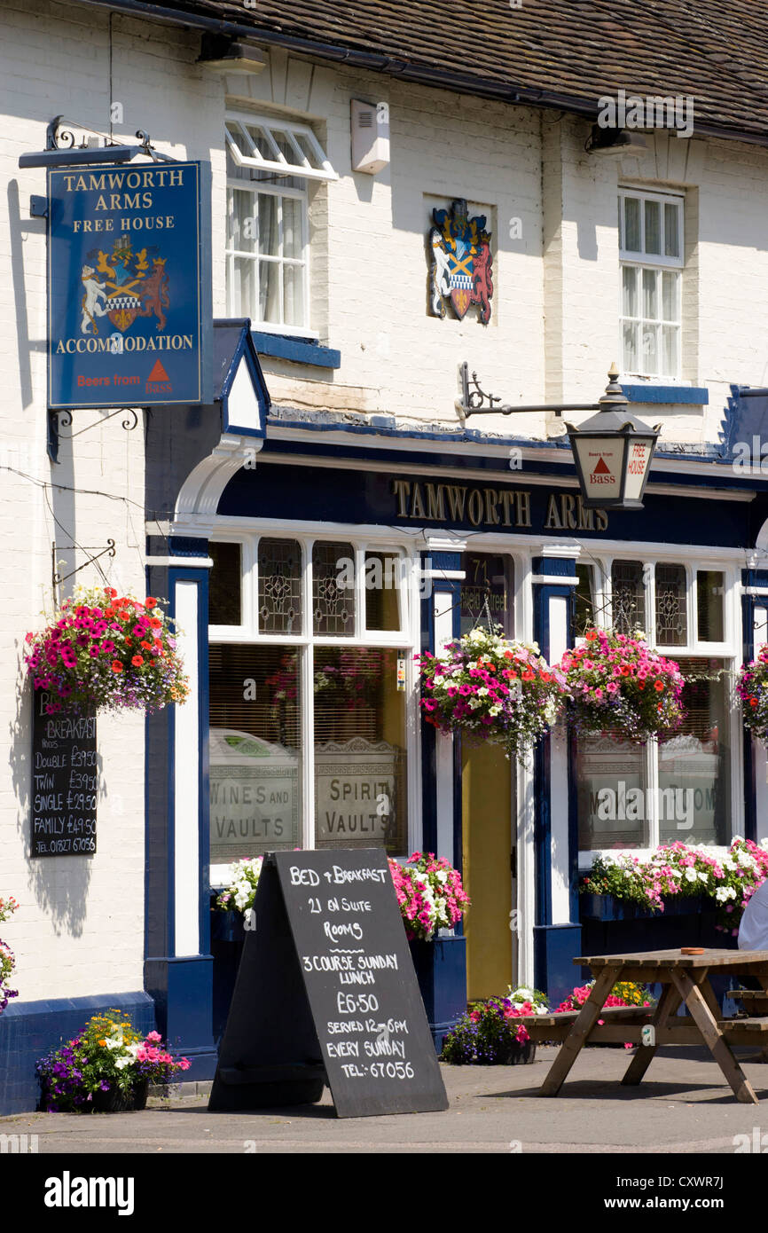 Tradditional pub hi-res stock photography and images - Alamy