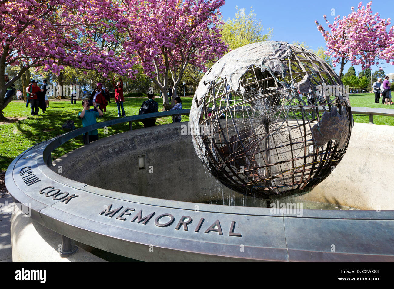 The Captain Cook Memorial on the shores of Lake Burley Griffin ...
