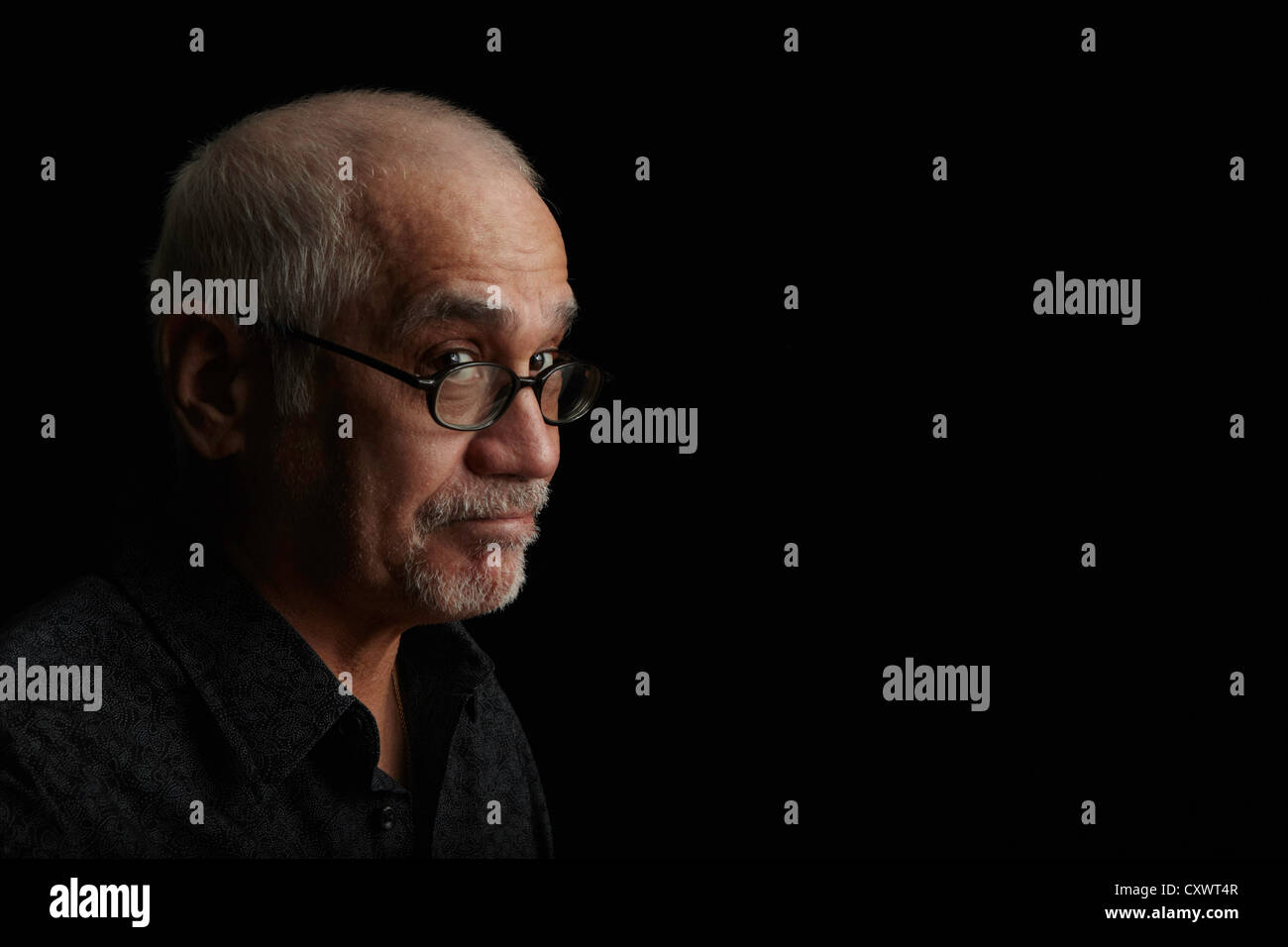 Smiling older man wearing eyeglasses Stock Photo - Alamy