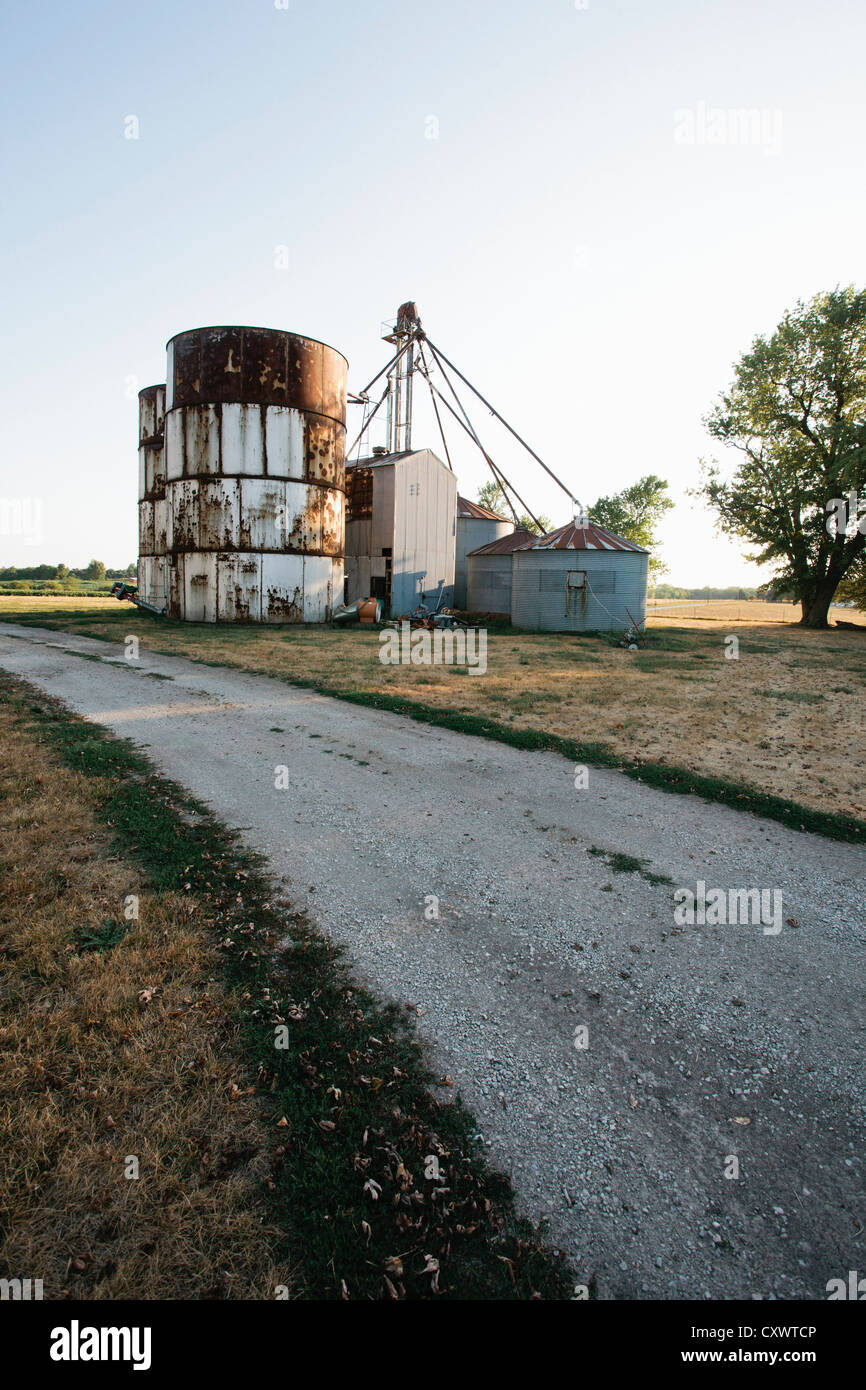 Old grain bin grain silo hi-res stock photography and images - Alamy