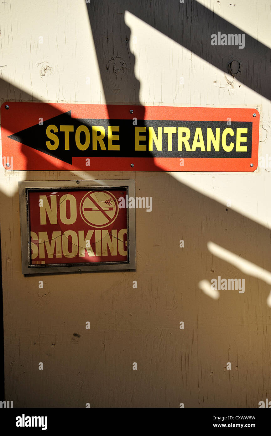 No smoking sign entrance hi-res stock photography and images - Alamy
