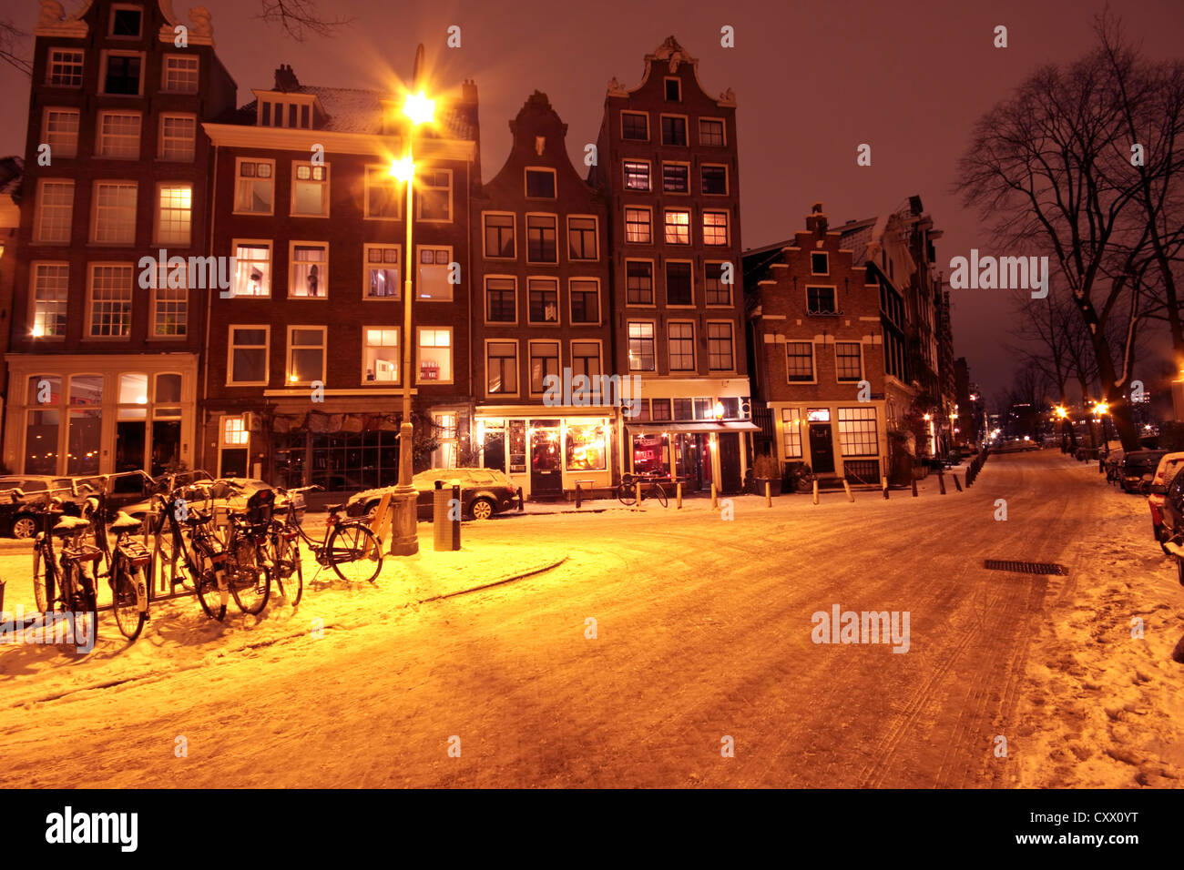 Cityscenic from Amsterdam covered with snow in the Netherlands at night ...
