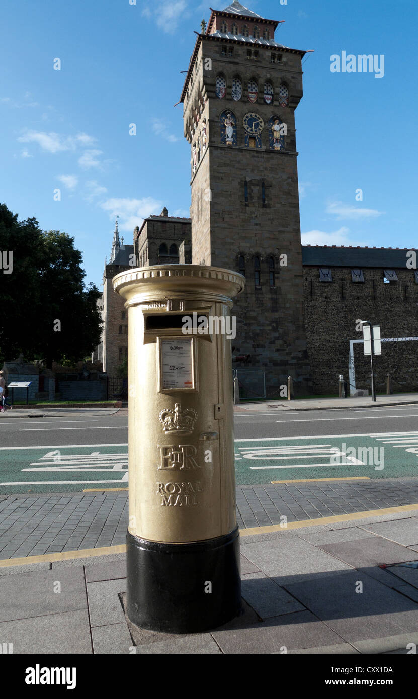 Gold postbox hi-res stock photography and images - Alamy