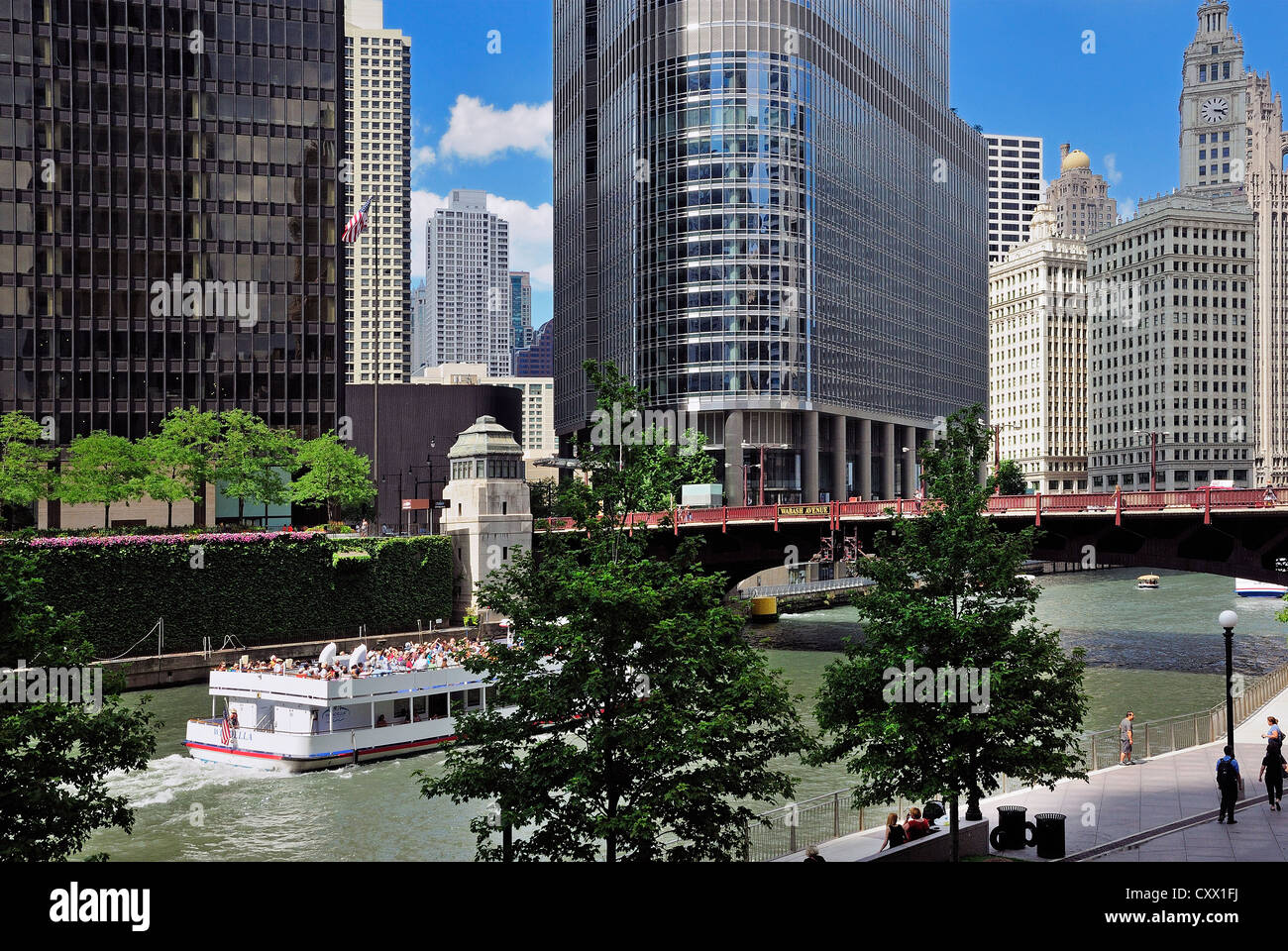 View of Chicago River and Riverwalk from Wacker Drive including Trump ...