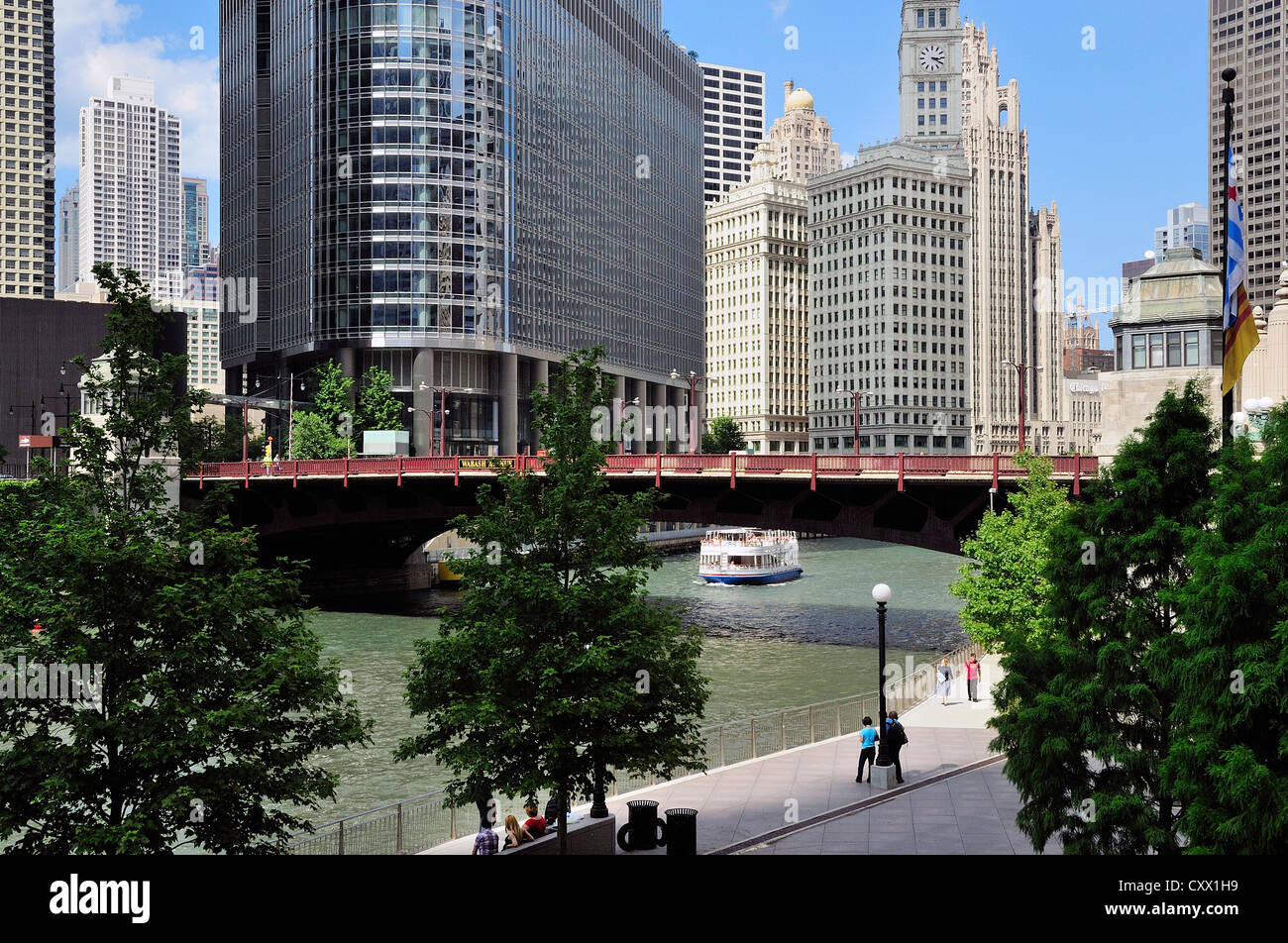 Chicago riverwalk river trump tower hi-res stock photography and images ...