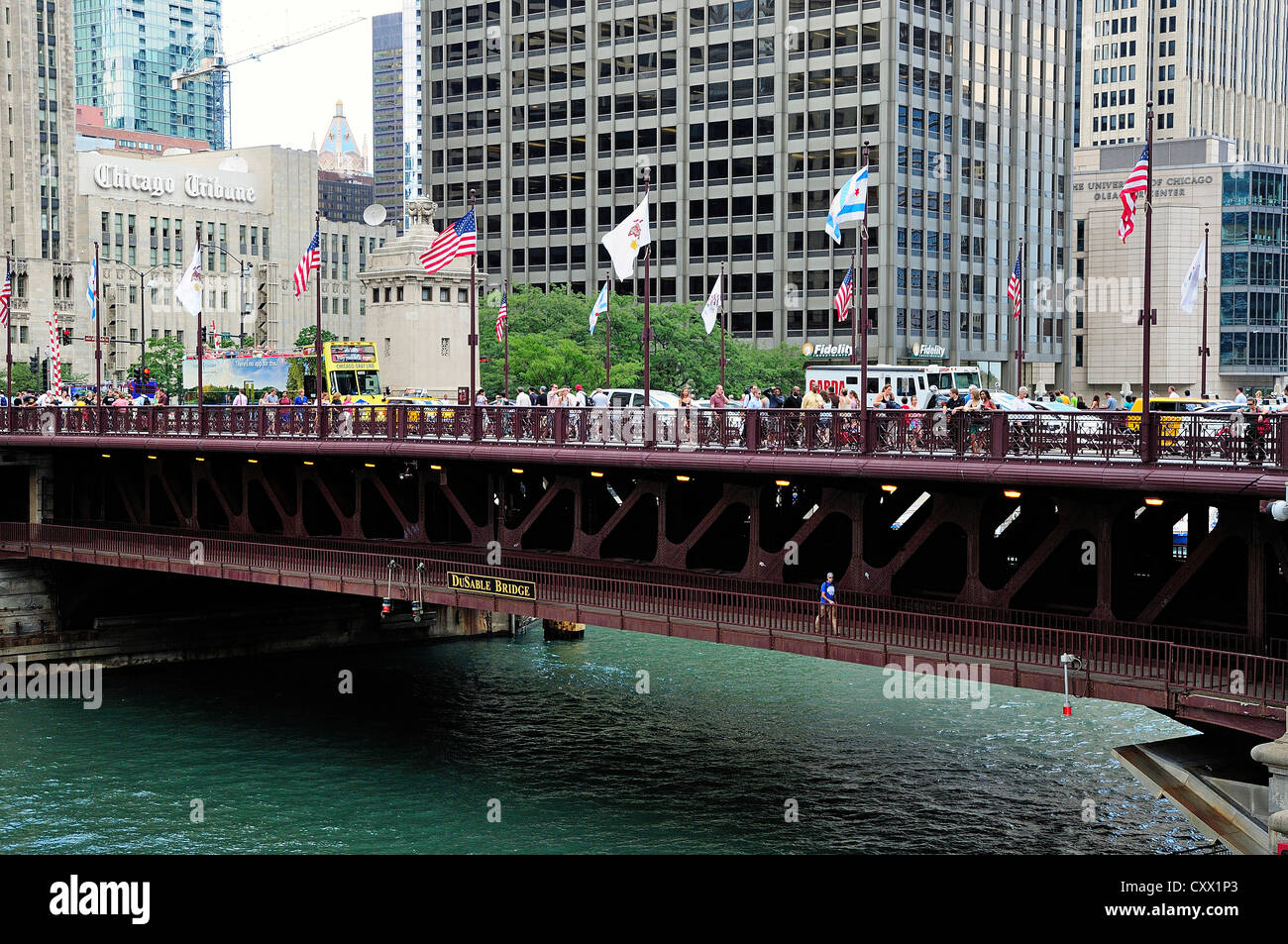 Chicago's Michigan Avenue Bridge and pedestrians crossing the Chicago ...