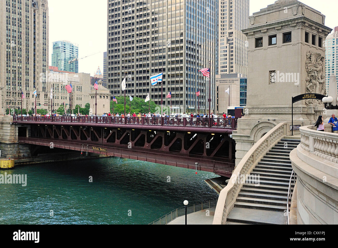 Chicago's Michigan Avenue Bridge and pedestrians crossing the Chicago ...