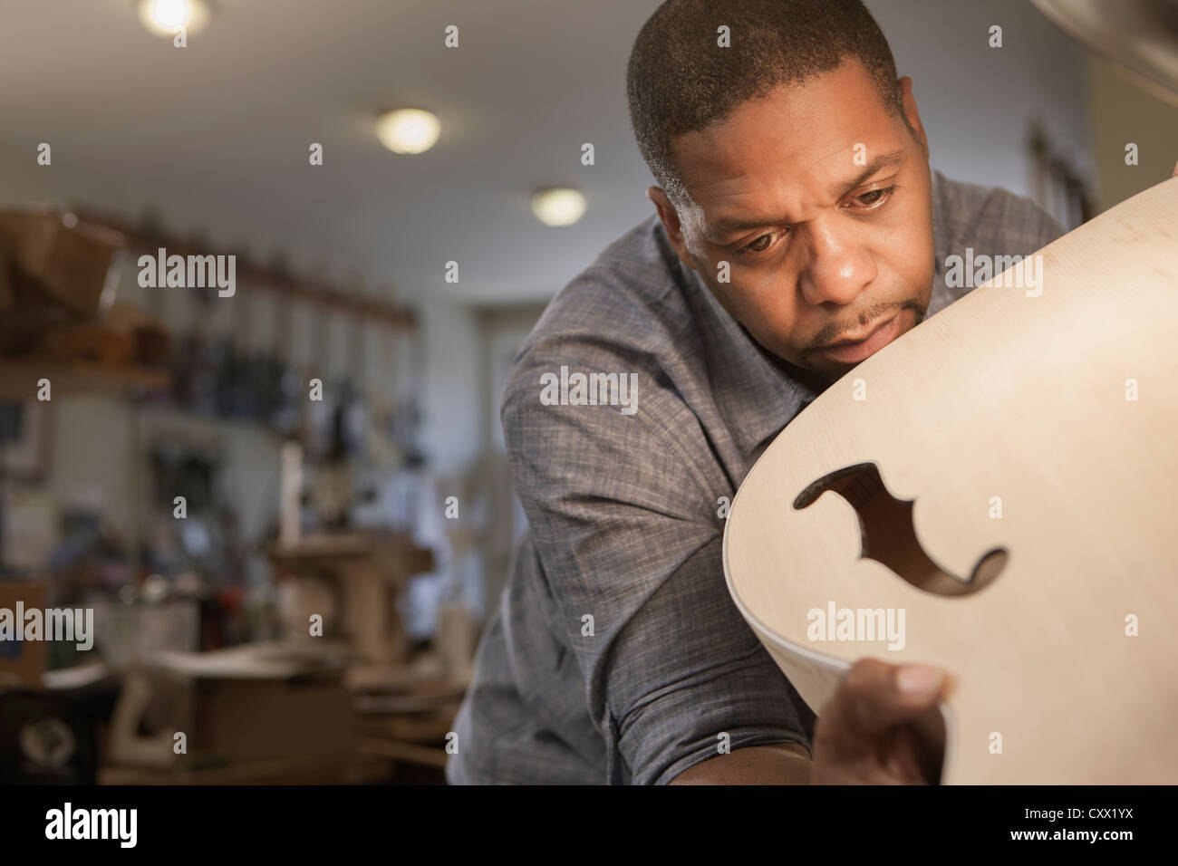 Workshop guitar hi-res stock photography and images - Alamy