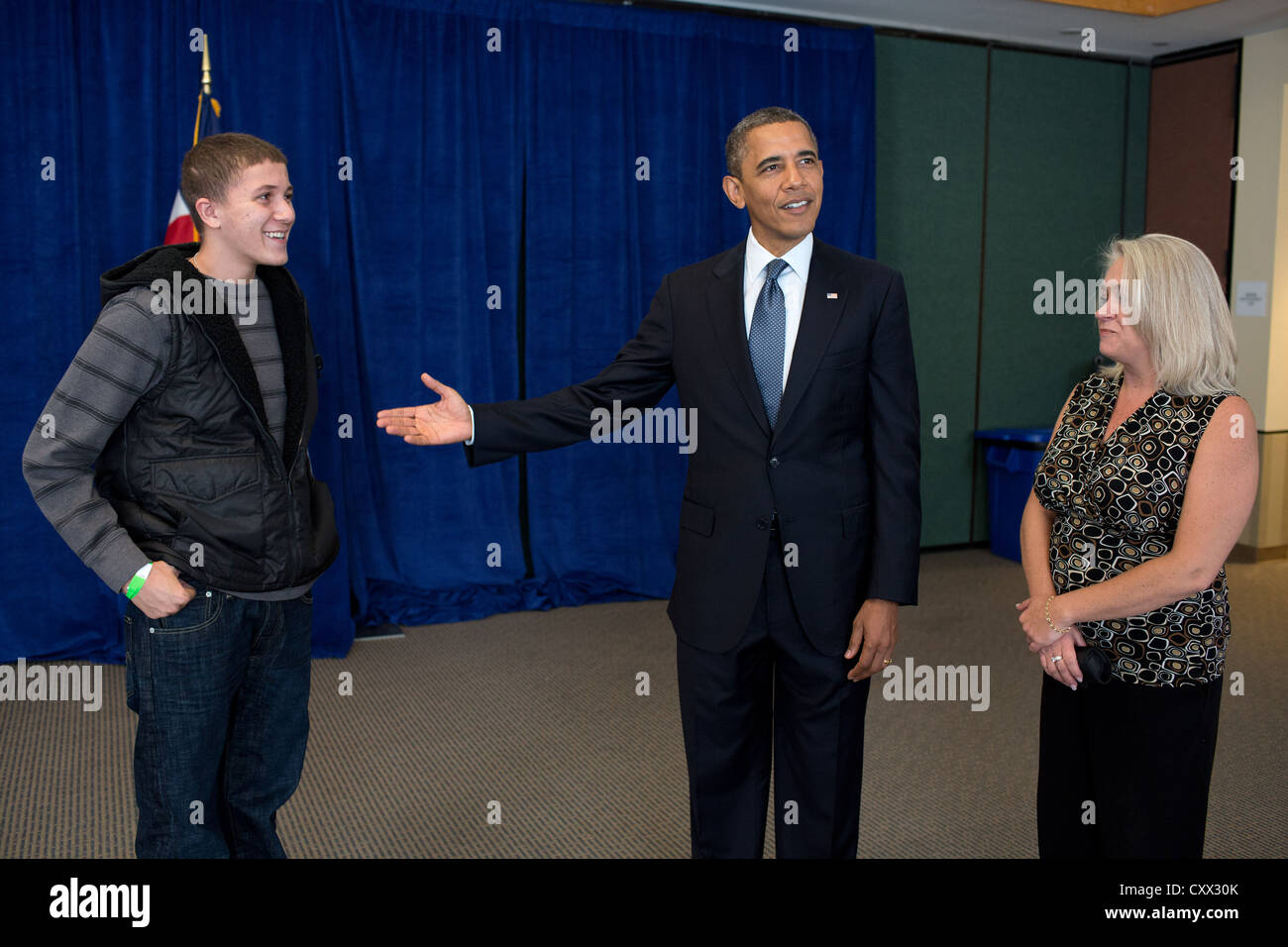 US President Barack Obama greets Amee and Yousef Gharbi backstage ...