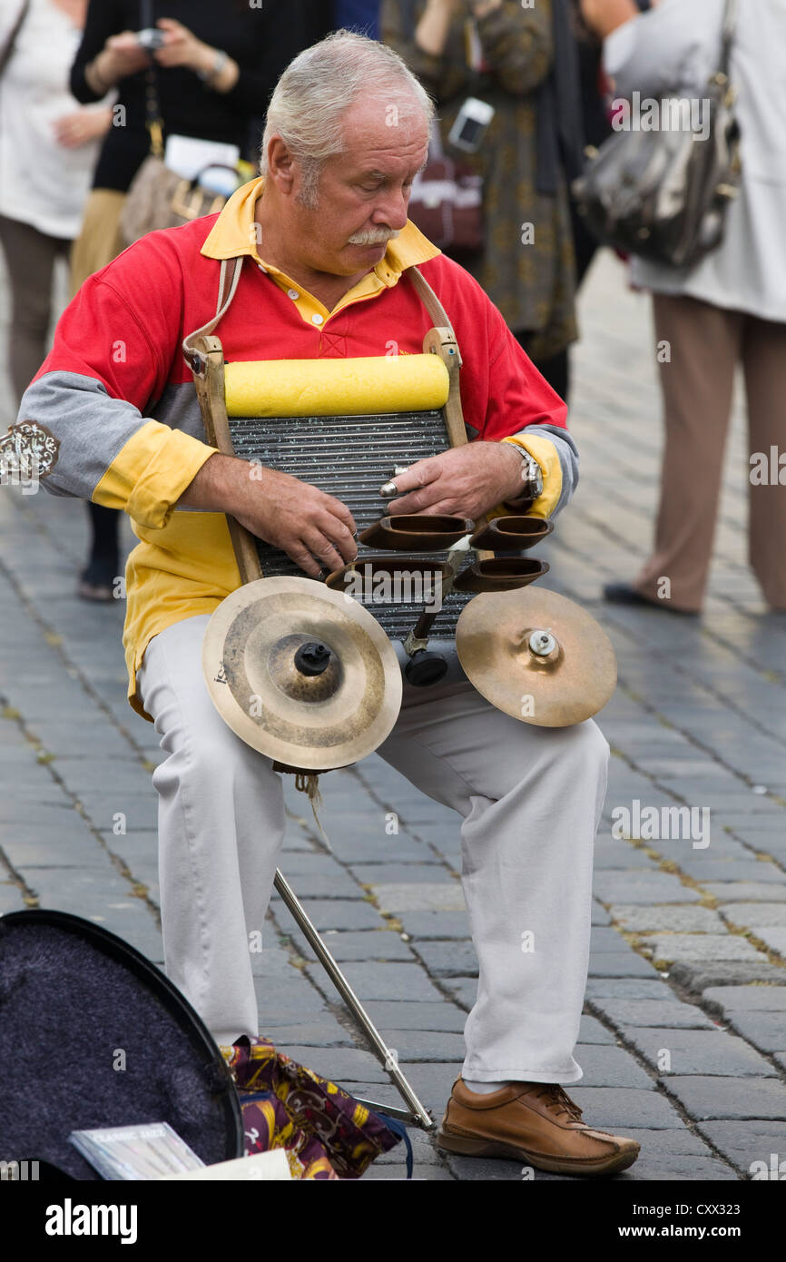 Street Performers Musicians on the streets of Prague Stock Photo - Alamy