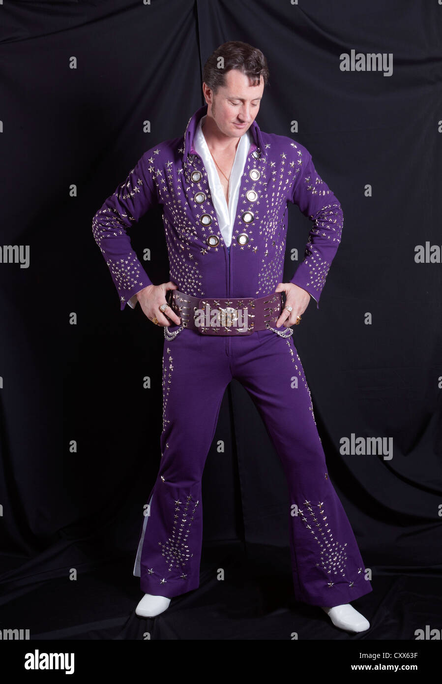 Elvis presley pose hi-res stock photography and images - Alamy