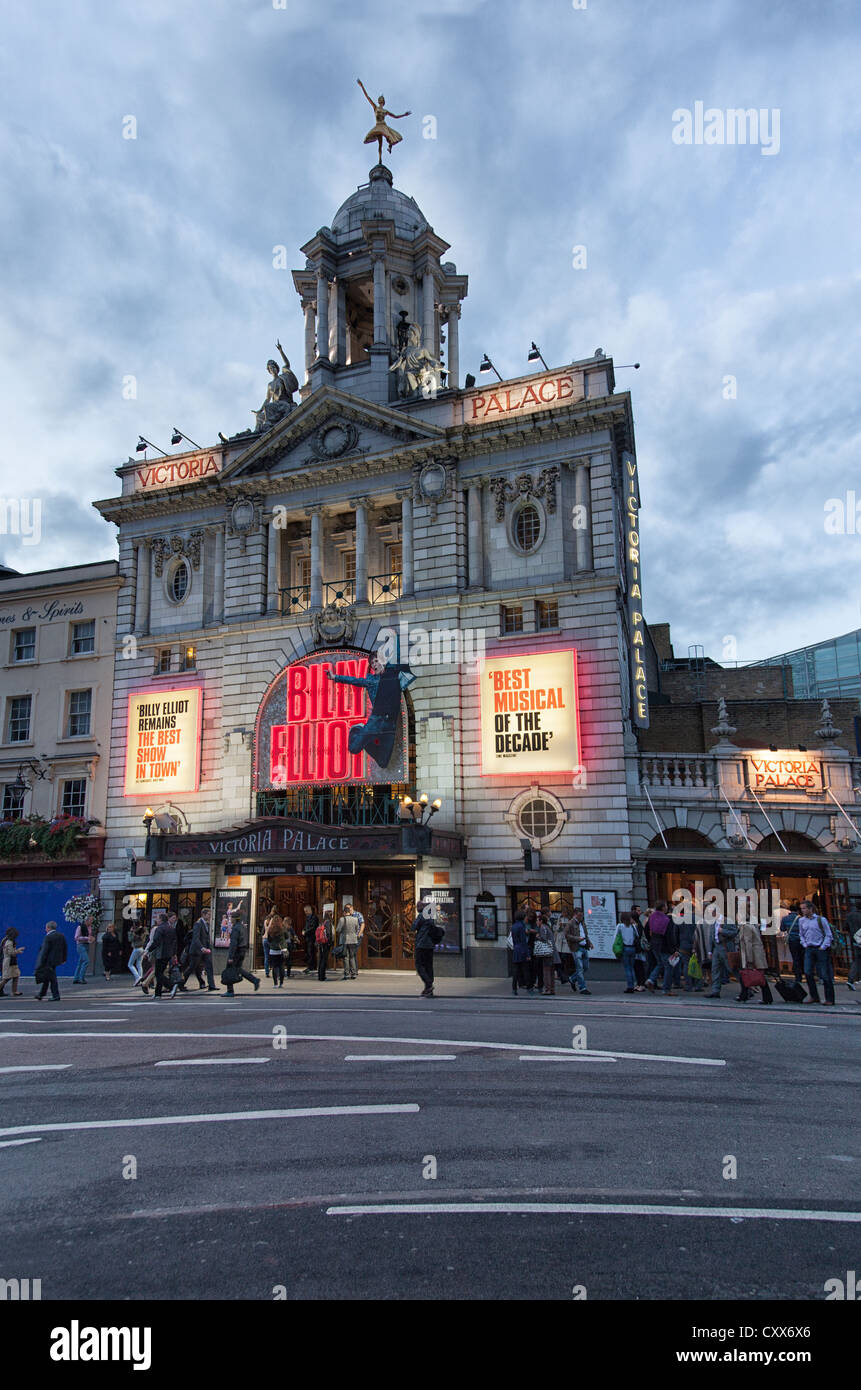 Victoria palace theatre london hi-res stock photography and images - Alamy