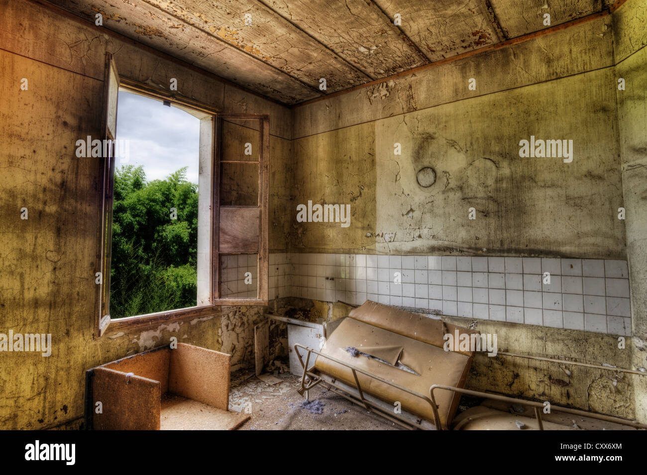 Empty room inside abandoned house Stock Photo - Alamy