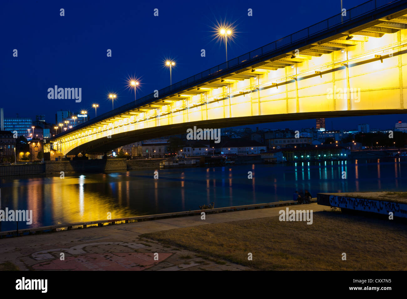 Bridge joining buildings hi-res stock photography and images - Alamy