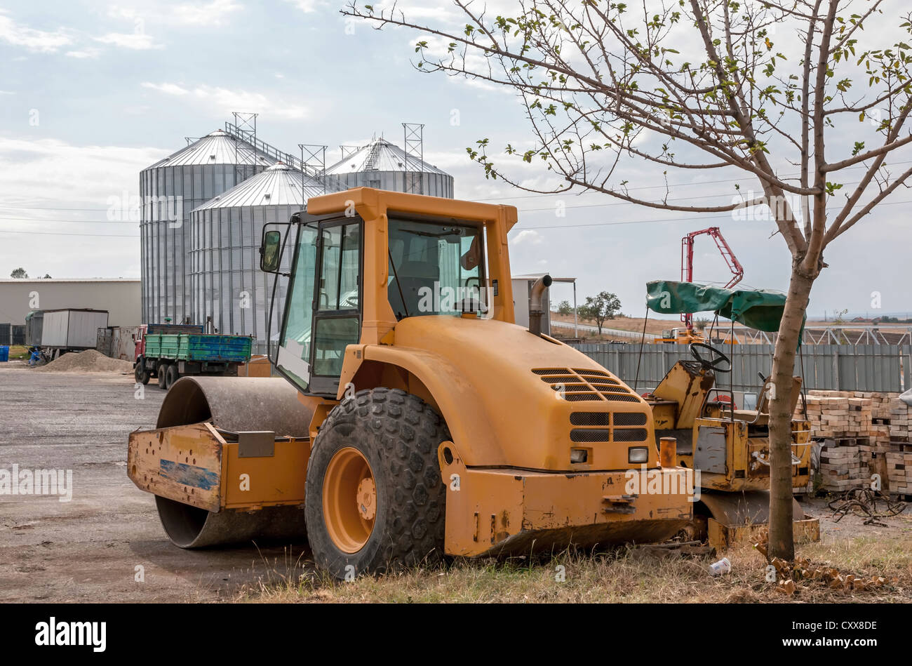 Construction of tanks and warehouses Stock Photo - Alamy
