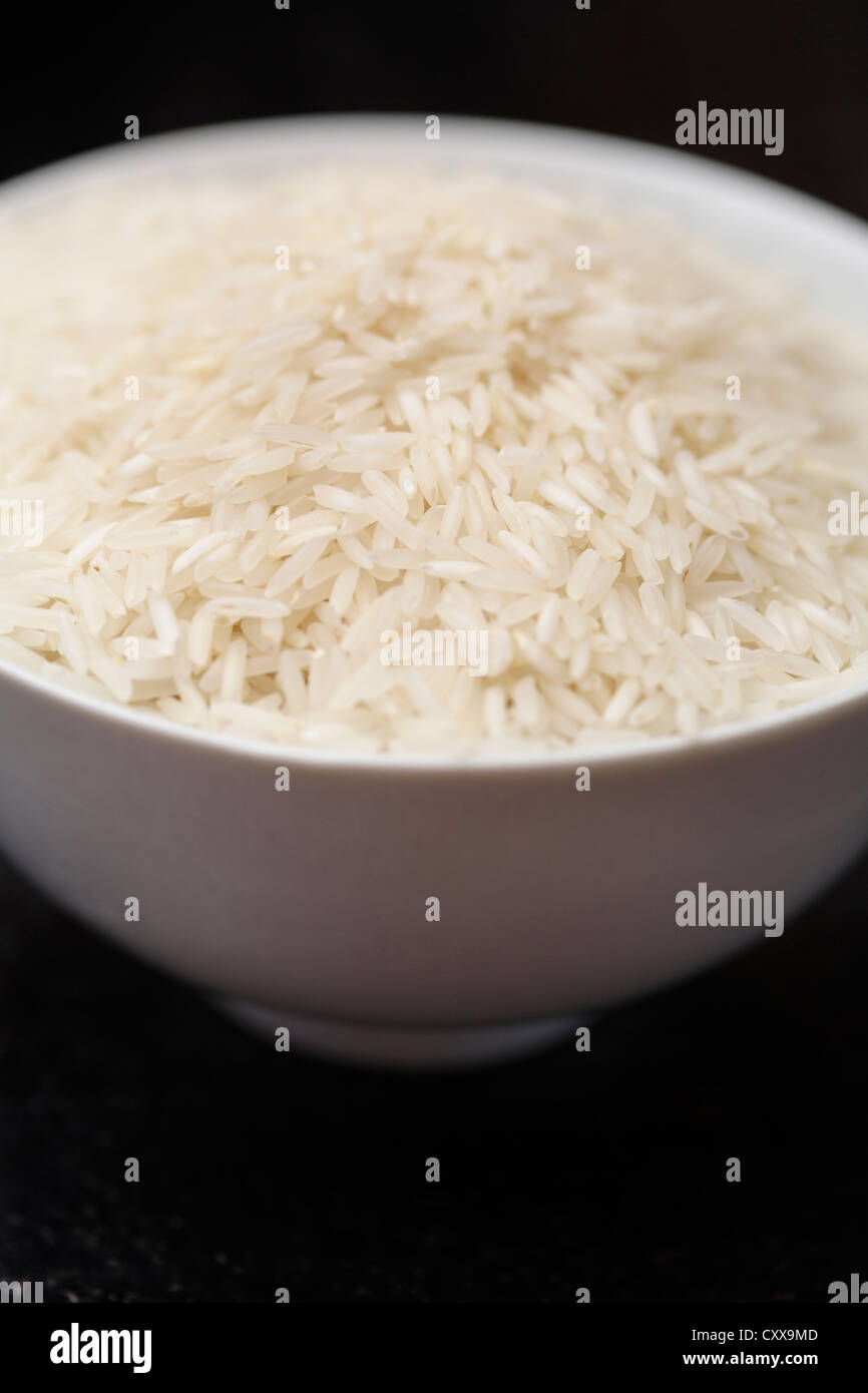 Uncooked rice in bowl Stock Photo - Alamy