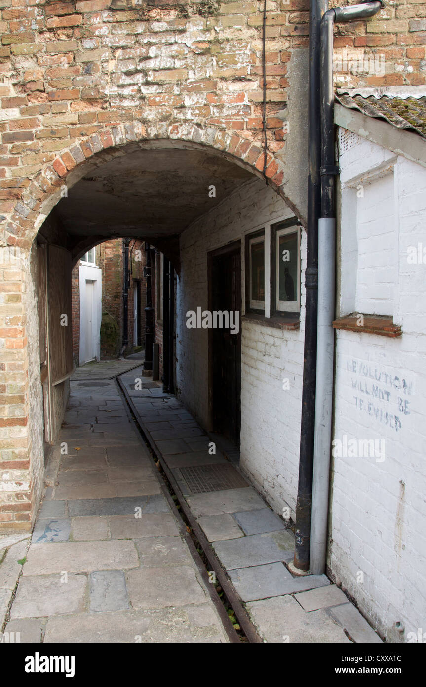 Urban alley england hi-res stock photography and images - Alamy