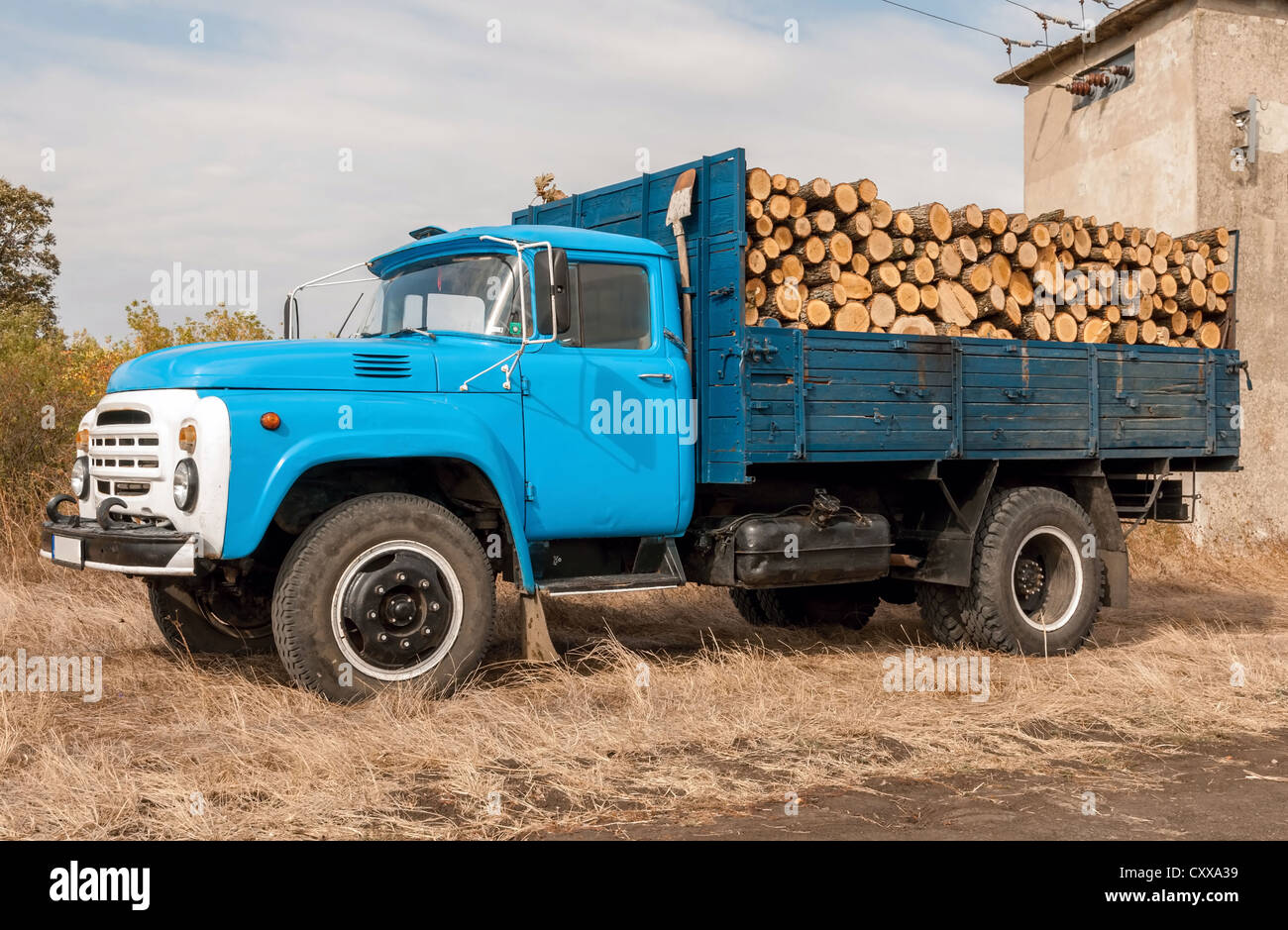 Loading of felled timber in a truck Stock Photo - Alamy
