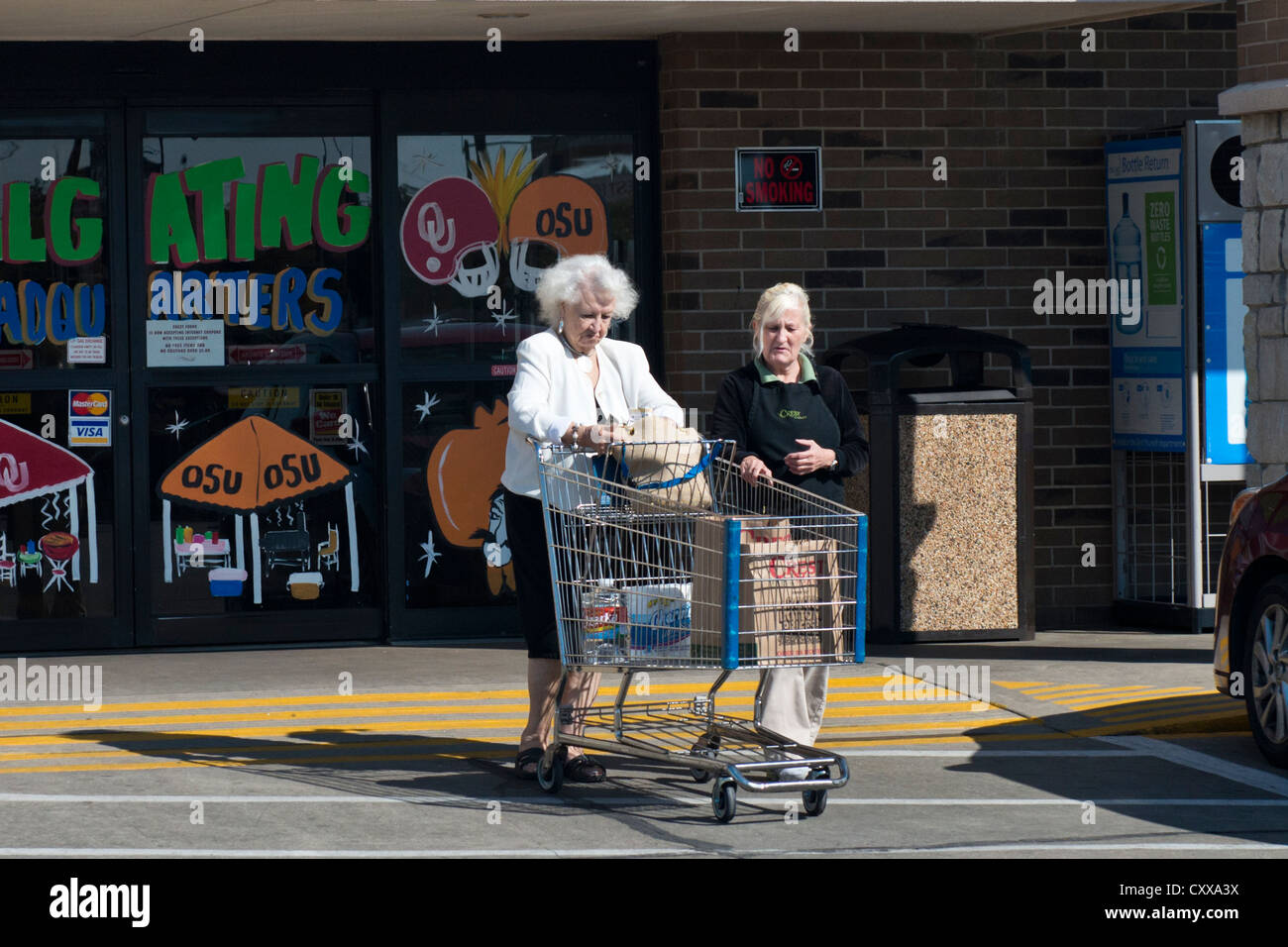 Assisting elderly shopping hi-res stock photography and images - Alamy