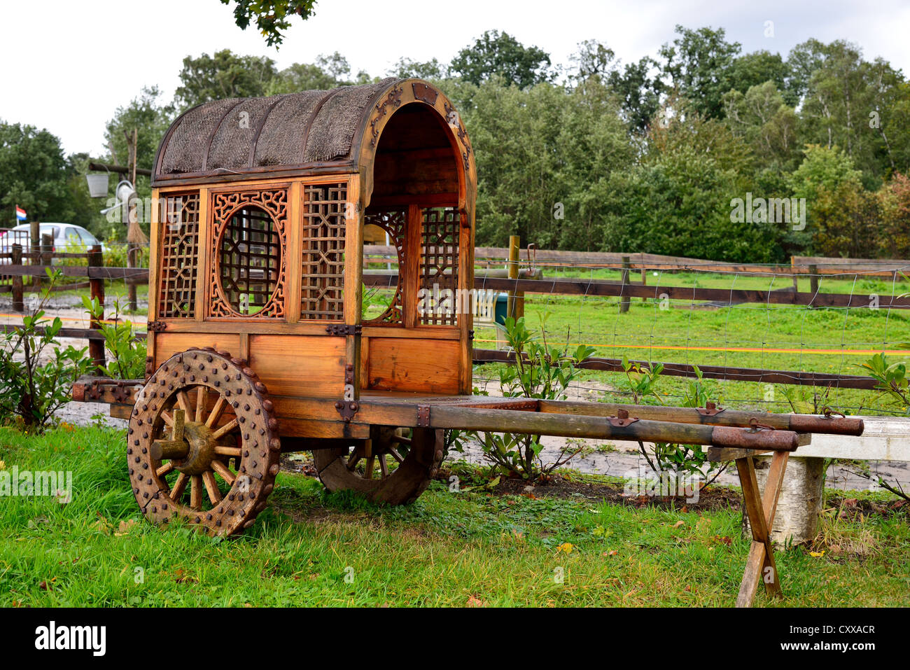 Wooden wagon wheels hi-res stock photography and images - Alamy