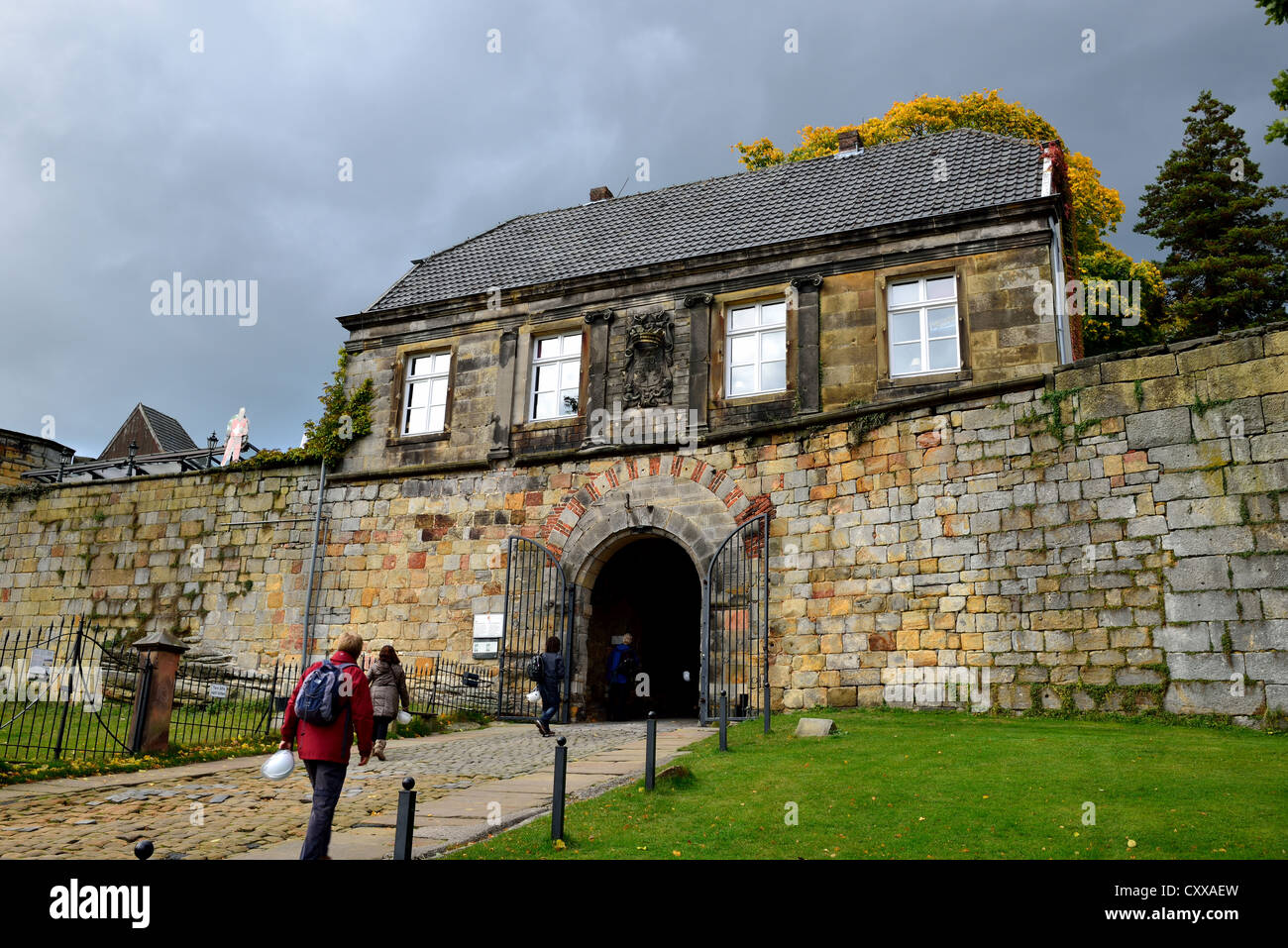 Medieval castle entrance hi-res stock photography and images - Alamy