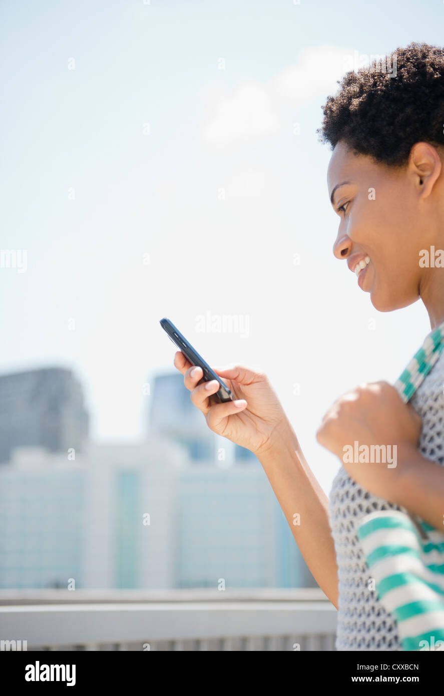African American woman using cell phone Stock Photo - Alamy