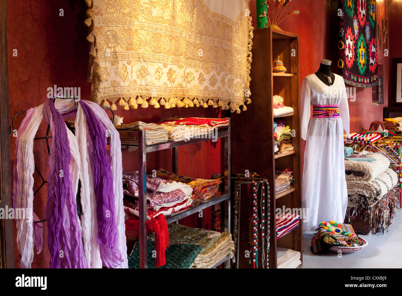 Boutique shop Marrakesh Medina Morocco fashion Stock Photo - Alamy