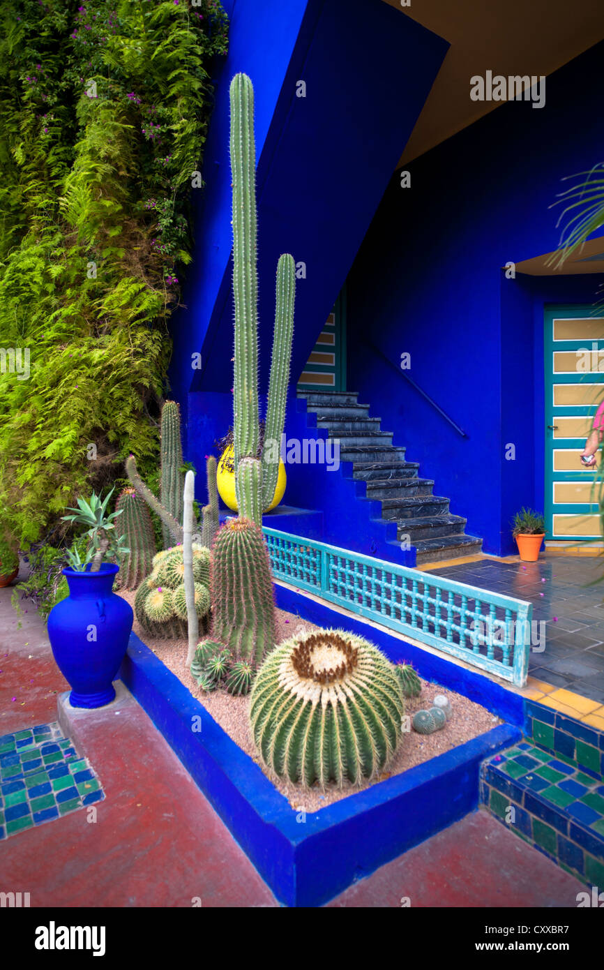 Blue traditional gardens hi-res stock photography and images - Alamy